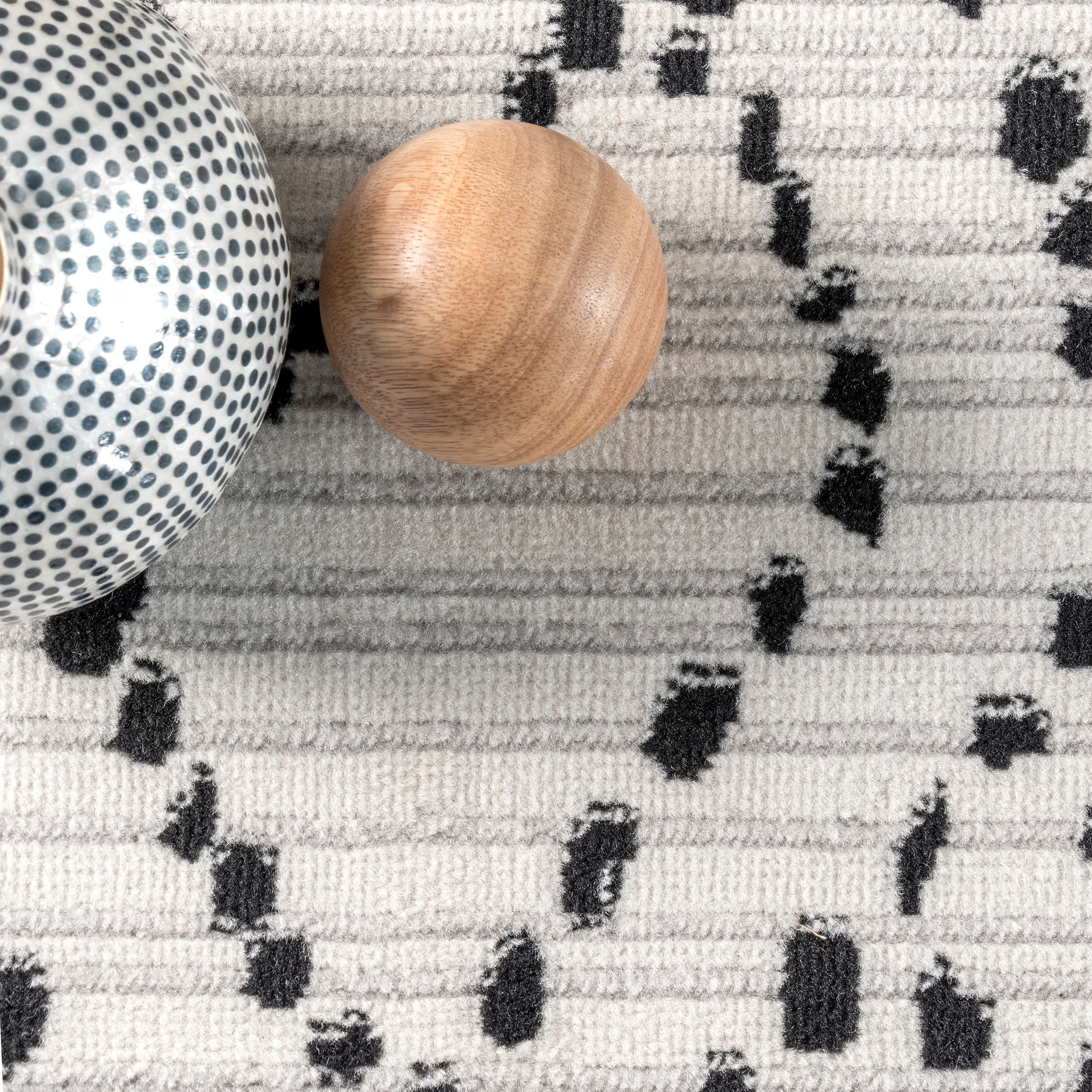 Mila Dotted Diamond Trellis Area Rug — nuLOOM